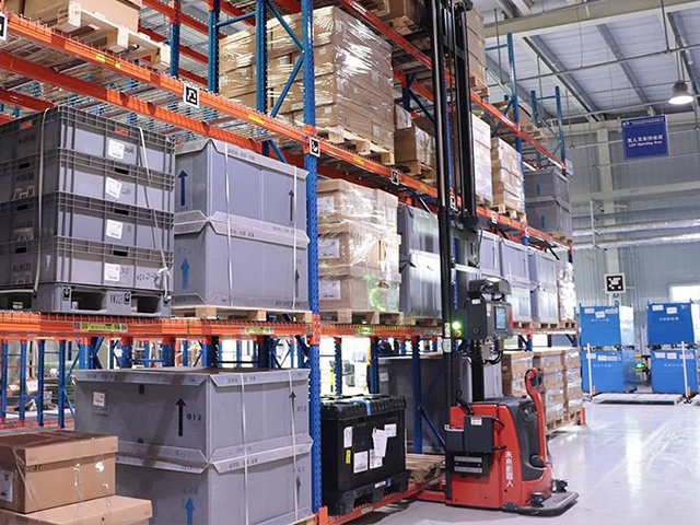 Rack with Automated Guided Vehicle （AGV）