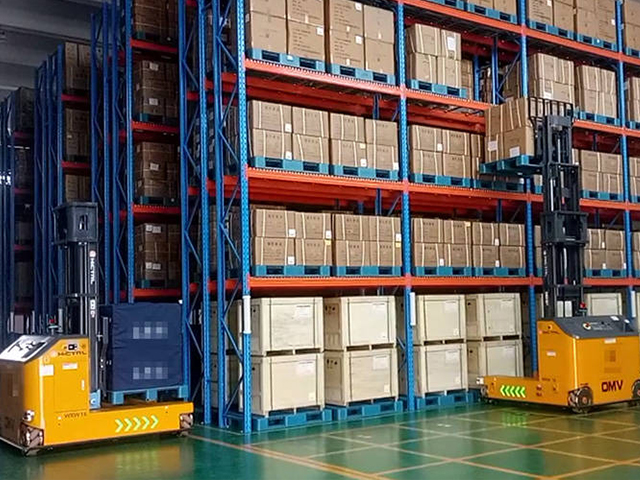 Rack with Automated Guided Vehicle （AGV）